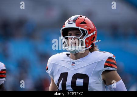 Cleveland Browns linebacker Carson Schwesinger (49), center, jogs off ...