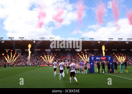 Wrexham players on the pitch before the Sky Bet Championship match at ...