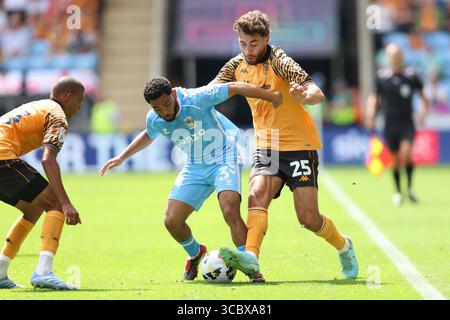 Hull City's Matt Crooks (right) and Wrexham's George Dobson (left ...
