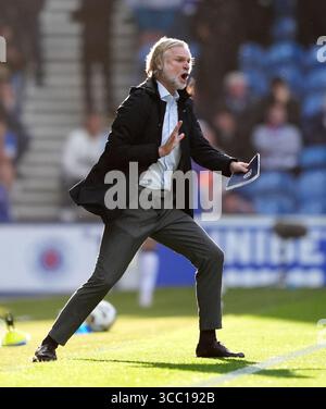 Dundee manager Steven Pressley on the touchline during the William Hill ...