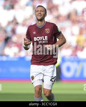 Tomas Soucek of West Ham United in the pregame warmup session during ...