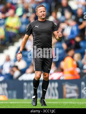 Referee David Webb during the Sky Bet Championship match at the ...