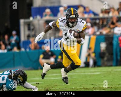 Pittsburgh Steelers running back Kaleb Johnson (20) runs onto the field before a pre-season NFL ...
