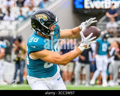 Jacksonville Jaguars tight end Johnny Mundt (86) runs on the field ...