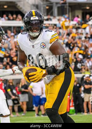 Pittsburgh Steelers tight end Darnell Washington (80) runs out of the ...