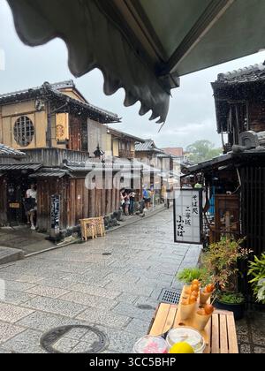 A street scene in Kyoto, Japan Stock Photo - Alamy