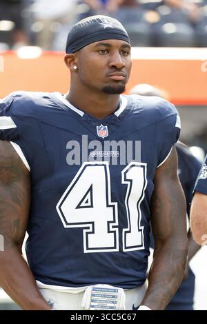 Dallas Cowboys defensive end Donovan Ezeiruaku, center, and Cowboys ...