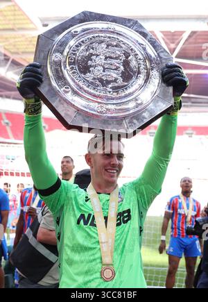 Dean Henderson of Crystal Palace celebrates ,Yéremi Pino goal to make ...