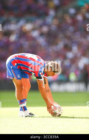 Borna Sosa (Crystal Palace, 24) li. und Daniel Munoz (Crystal Palace, 2 ...