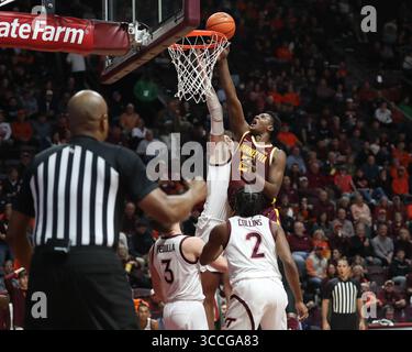 Minnesota forward Pharrel Payne (21) drives past Wisconsin forward ...