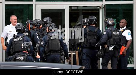 The St. Louis police SWAT team enters the city jail in downtown St ...