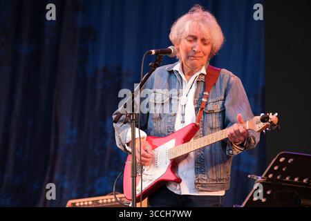 Albert Lee performing at Fairport's Cropredy Convention, Cropredy, UK ...