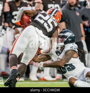 Cleveland Browns running back Demetric Felton (25) rushes against the ...