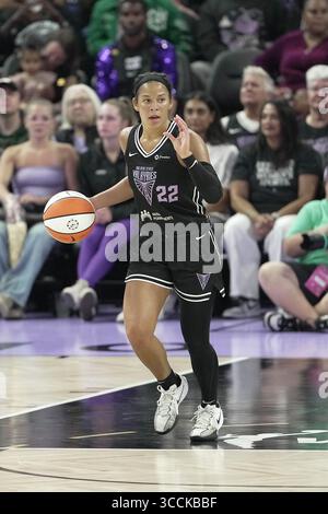 Golden State Valkyries guard Veronica Burton, left, drives against ...