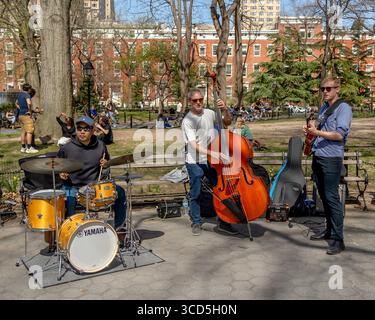 Buskers in Washington Square Park Stock Photo - Alamy