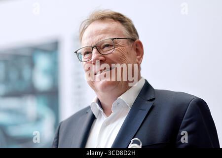 Der Kölner Oberbürgermeister Torsten Burmester auf der Bühne am 11.11. ...