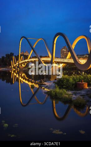 The Wave of Azov pedestrian bridge in Kyiv park Natalka Stock Photo - Alamy