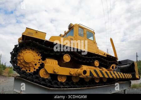 A monument to a bulldozer made on the basis of a tank Stock Photo - Alamy