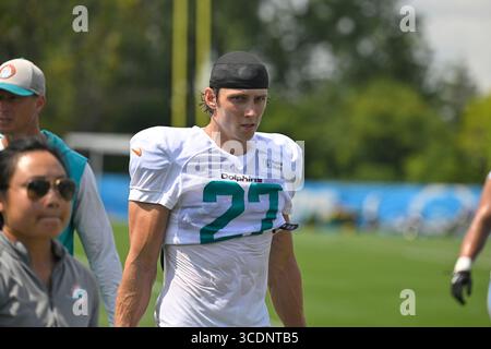 Miami Dolphins' Ethan Bonner (27) recovers a fumbled punt by Washington ...