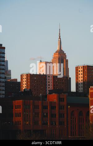 Empire State Building rising above Manhattan skyline Stock Photo - Alamy
