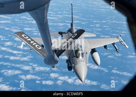 Airmen from the 121st Maintenance Squadron perform an engine ...