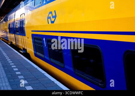 View of the platform side of the N.S. station Kropswolde in Kropswolde ...