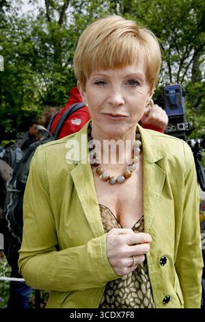 Anne Robinson at the Chelsea Flower Show in London - 19 May 2008 Stock ...