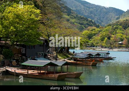 Yakatabune (屋形船) sightseeing pleasure human-powered houseboat cruise on ...