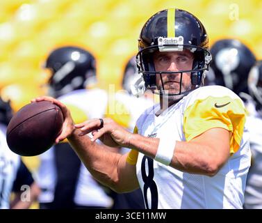 Pittsburgh Steelers quarterback Aaron Rodgers, left, chats with New York Jets quarterback Tyrod ...