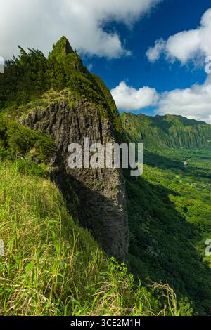 Rugged cliffs of the Koolau Mountains at the Nuuanu Pali Lookout ...