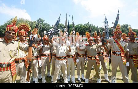 Patna, India. 15th Aug, 2025. PATNA, INDIA - AUGUST 15: Police jawans ...