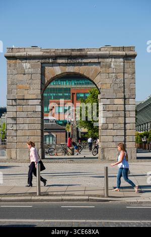 Freestanding limestone triumphal arch, Custom House Quay, Dublin ...