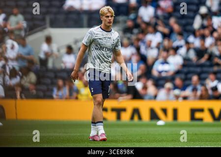 Lucas Bergvall of Tottenham Hotspur warms up during the Carabao Cup ...