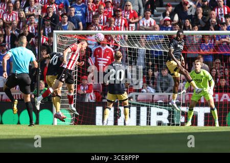 Daniel Ballard of Sunderland scores to make it 1-0 during the Premier ...