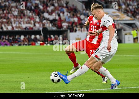 Im Duell Konrad LAIMER (FC Bayern Muenchen 27) und Alexander ROSSING ...