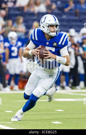Indianapolis Colts quarterback Riley Leonard (15) warms up on the field ...