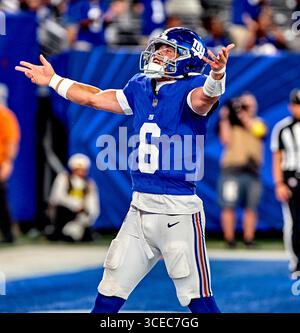 New York Giants quarterback Jaxson Dart (6) looks to pass against the Los Angeles Chargers ...