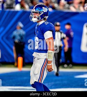 New York Giants quarterback Jaxson Dart (6) runs with ball against the ...