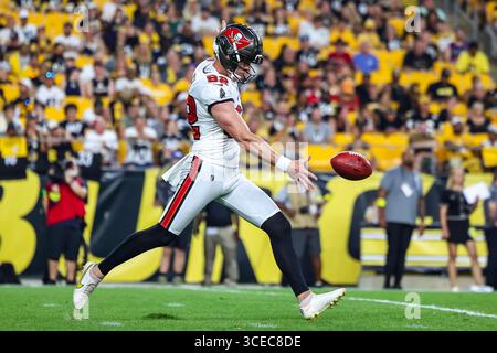Tampa Bay Buccaneers punter Riley Dixon (9) punts during the second ...
