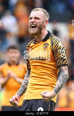 Oliver McBurnie of Hull City encourages the players during the Sky Bet ...