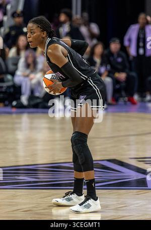 Golden State Valkyries center Temi Fagbenle (14) blocks a shot by ...