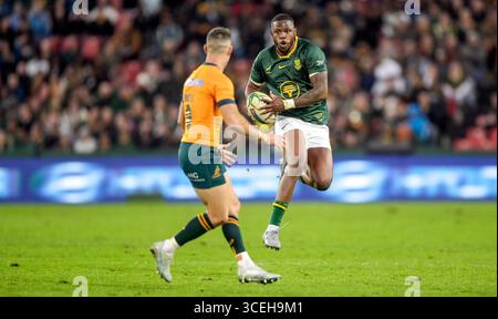 Aphelele Fassi of South Africa and Nic White of Australia during The ...