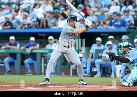 Chicago White Sox shortstop Colson Montgomery (12) throws to first base to put out Washington ...