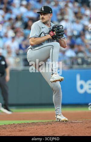 Chicago White Sox pitcher Alexander Alberto throws during the fourth ...
