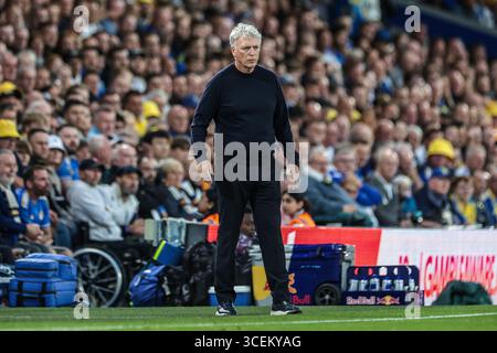 David Moyes, manager of Everton looks over at Jordan Pickford of ...