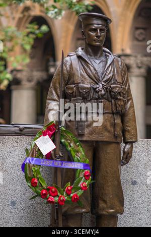 Wreath with the words Lest We Forget on statue of soldier at the Sydney ...