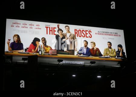 (L-R) Kate McKinnon, Olivia Colman, Benedict Cumberbatch, Andy Samberg ...