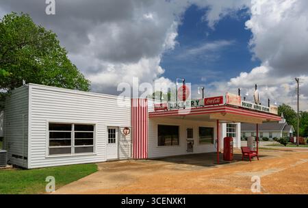 Dockery Service Station at Dockery Plantation, Sunflower County ...