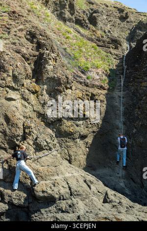 Walkers on the Chain Walk, Elie, Fife, Scotland Stock Photo - Alamy
