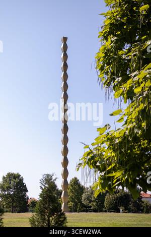 The Endless Column by Constantin Brancusi, part of the sculptural ...
